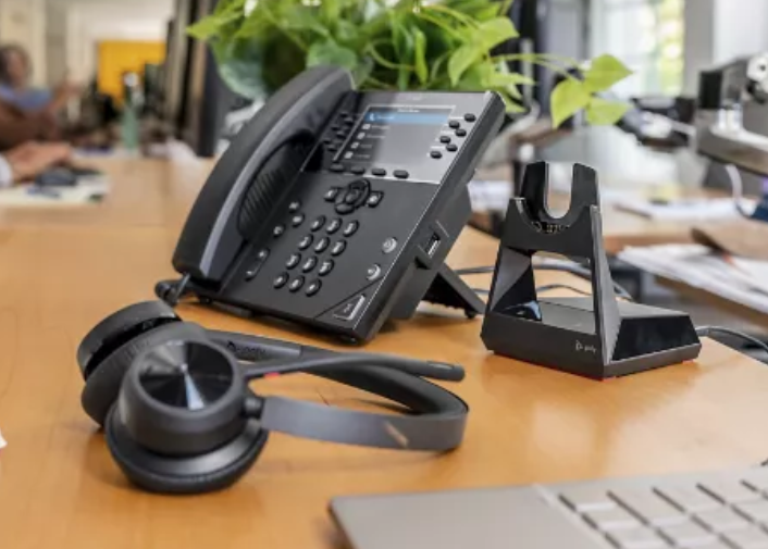 Boutique PRÉSENCE. Plantronics Voyager 4320 UC avec base de recharge